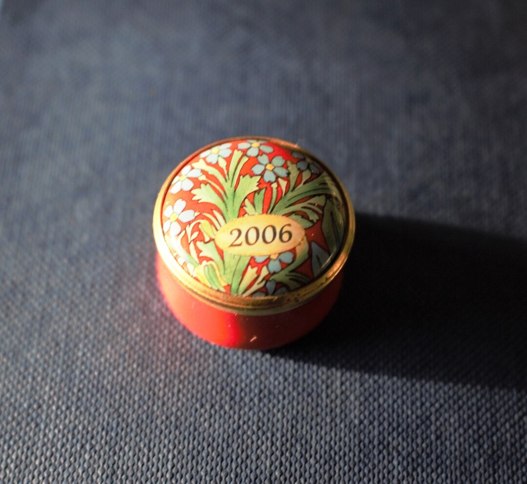 Vintage Halcyon Days Enamel Pill Box: 2006 Commemoration, 18ct Gold ...