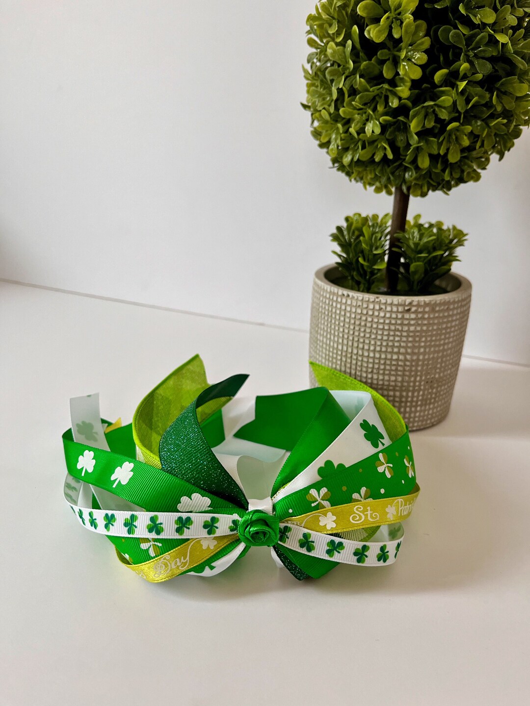 St. Patrick's Day Ponytail Streamer, Green and White Shamrocks Hair Tie ...