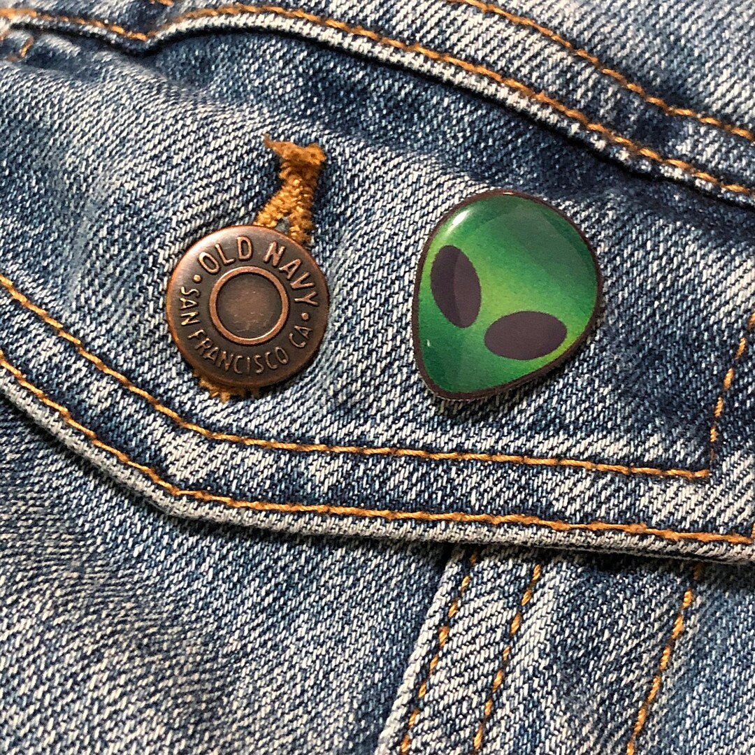 Alien Head Pin | Novelty Accessory | Space Extraterrestrial | Area 51 ...