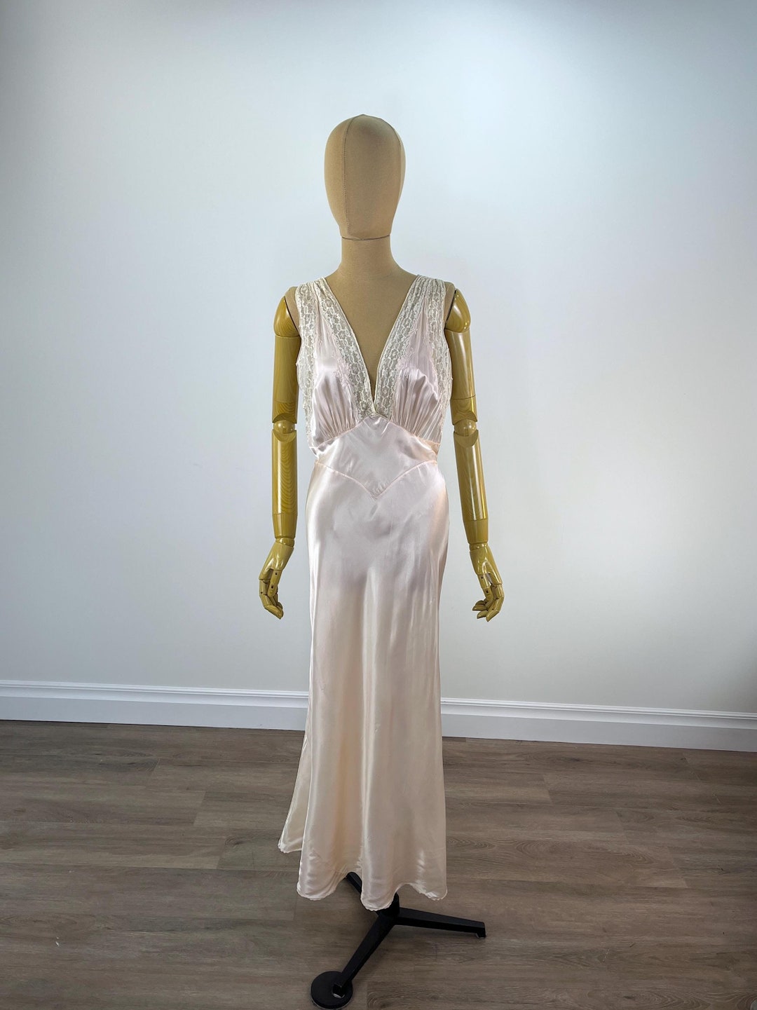 Vintage 1950s Pale Pink Rayon Satin Negligee With Ivory Lace Accents ...