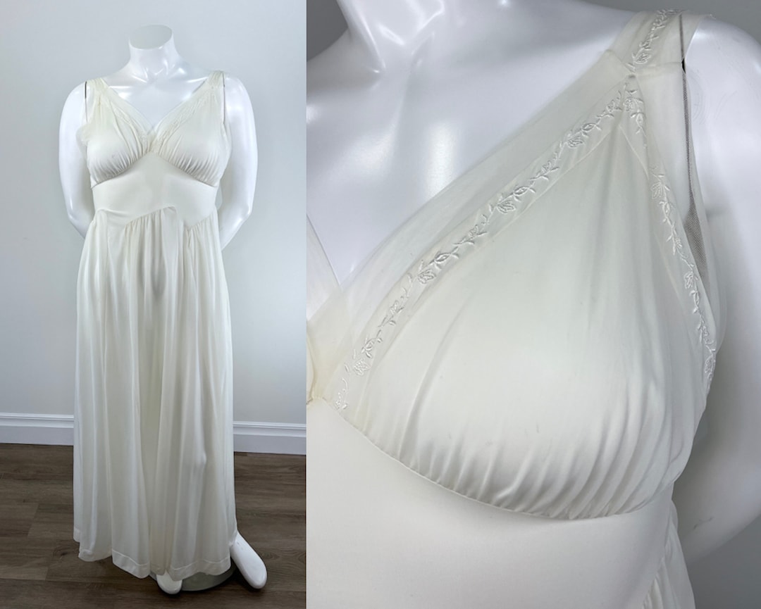 Vintage 1960s Off-white Nylon Negligee, Great Vintage Size. Van Raalte ...