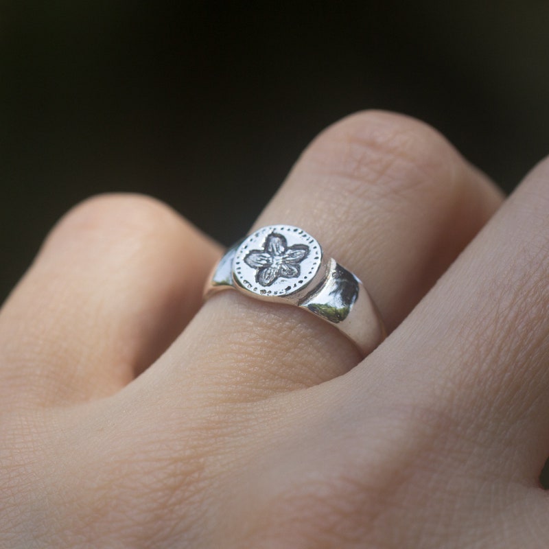 Wildflower Signet Ring - Etsy