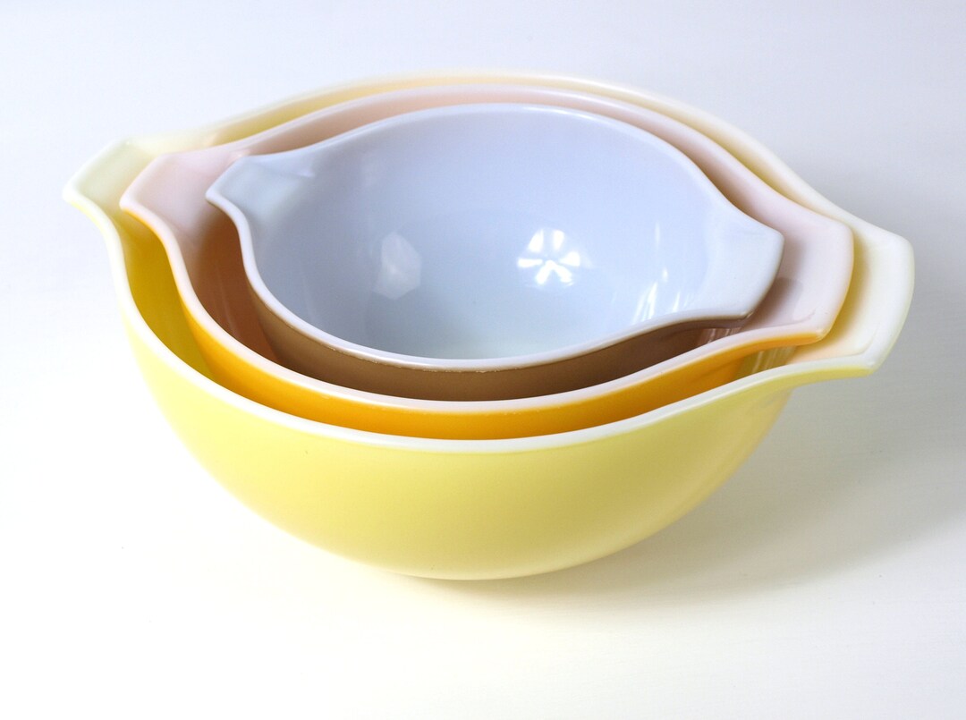 Vintage PYREX Cinderella Nesting Mixing Bowls, Set of 3 in Solid Colors ...