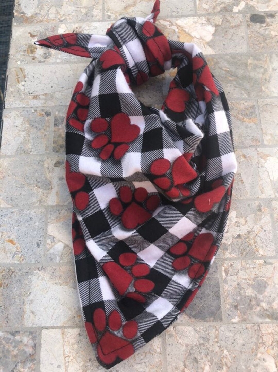 Huellas rojas en pañuelo para perro a cuadros Huellas rojas en pañuelo ...