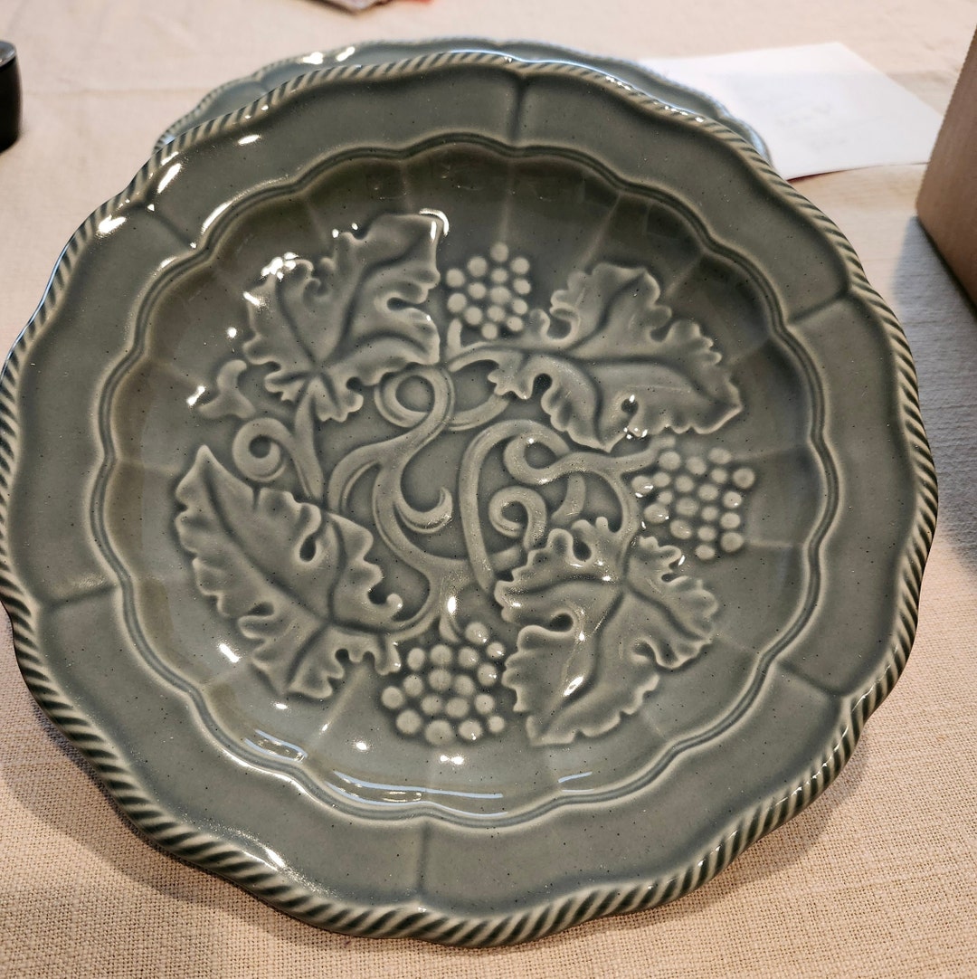 Wedgwood English Terrace Plates: Moss Green Embossed Grape Design, Set ...