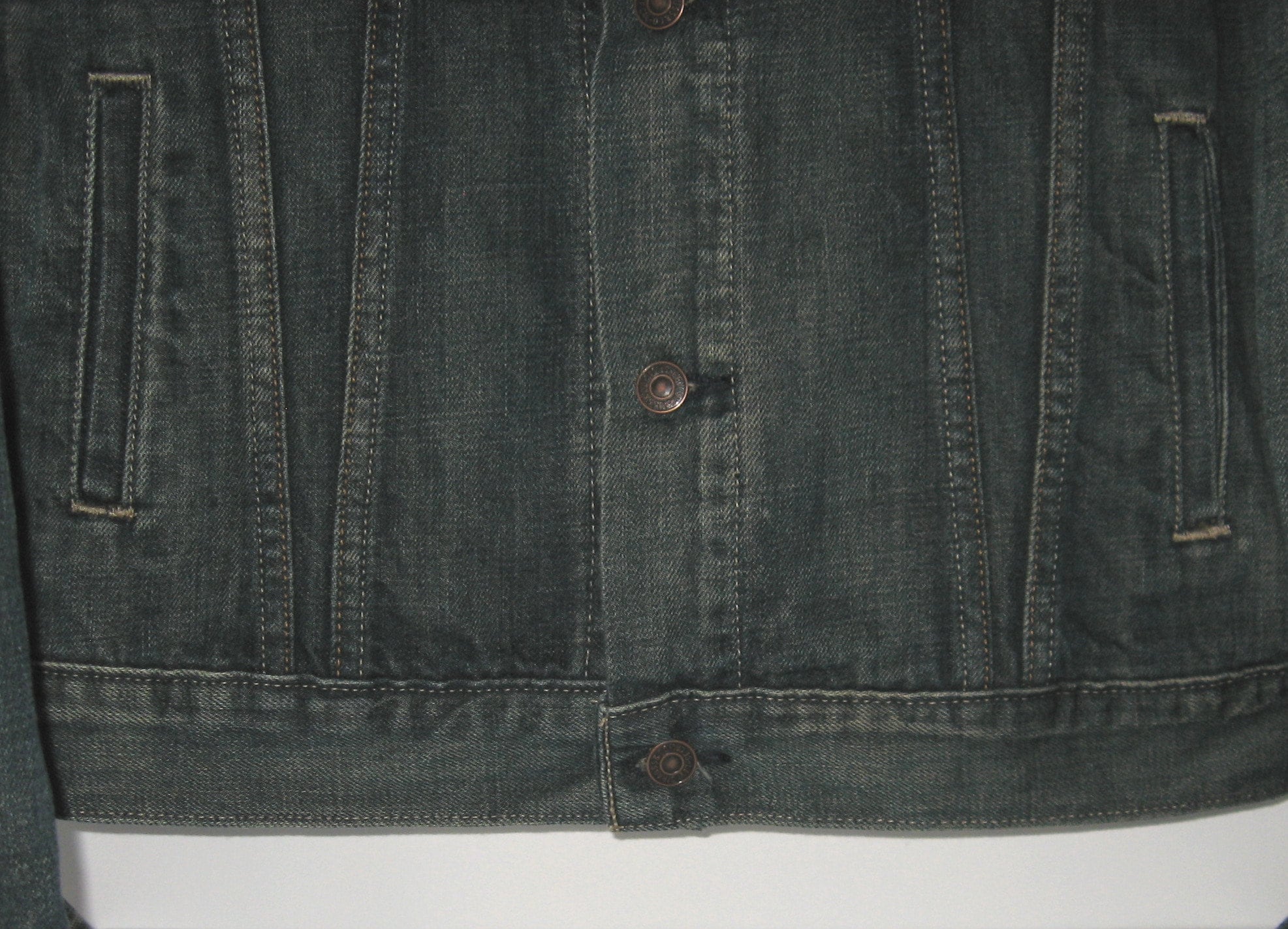 Early 2000s Men's Levi's Trucker Jacket, Large, Dark Blue Distressed ...
