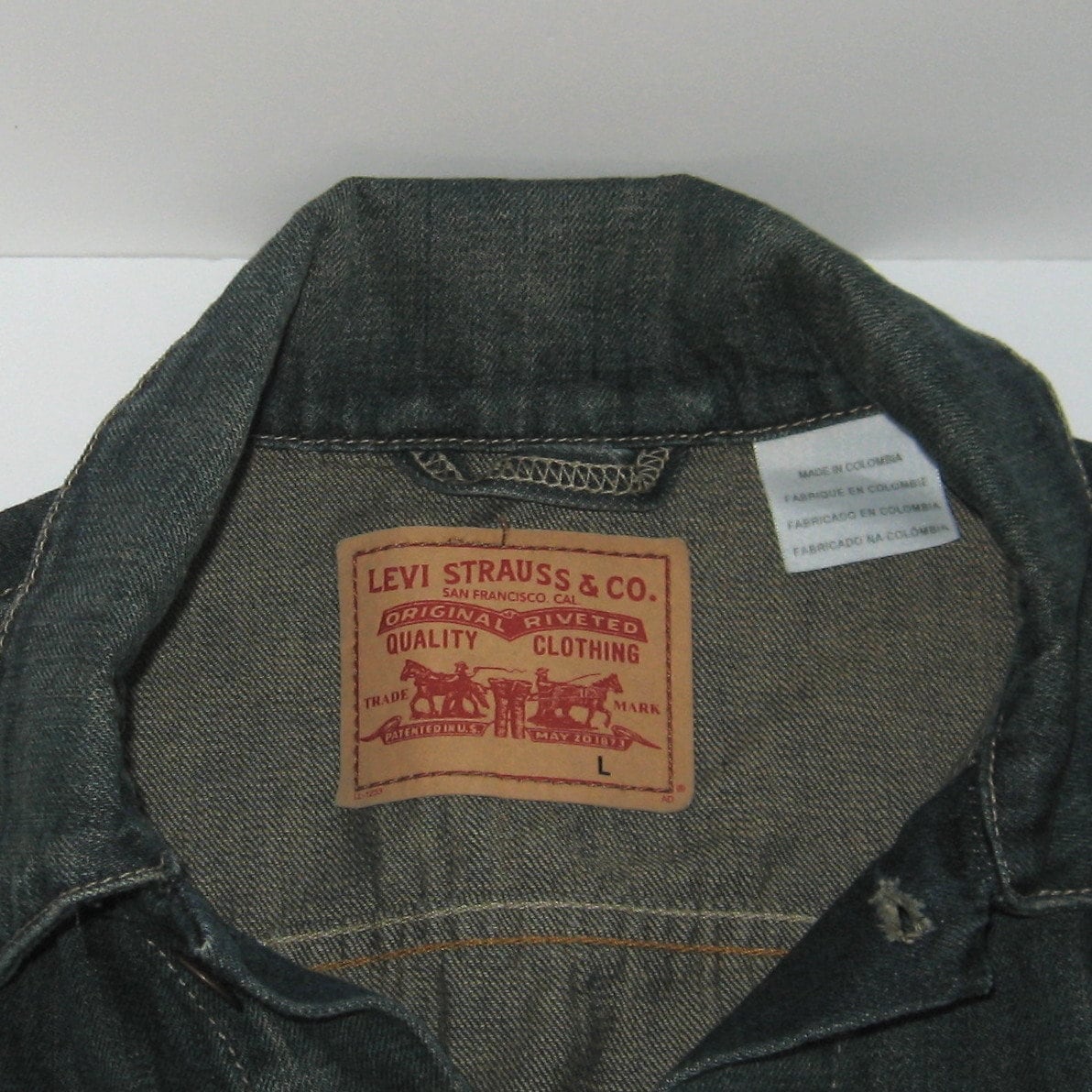Early 2000s Men's Levi's Trucker Jacket, Large, Dark Blue Distressed ...