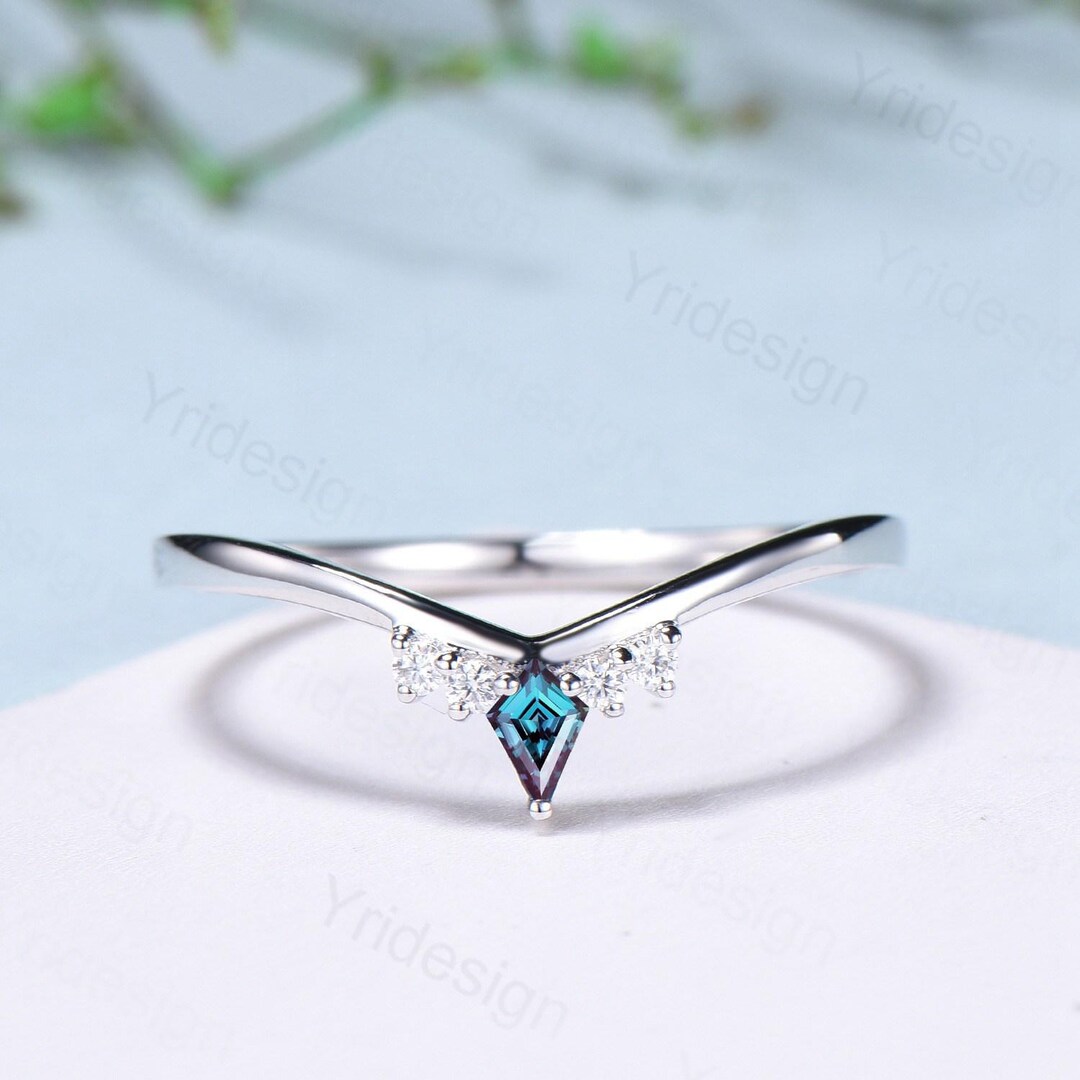 Dainty Curved Alexandrite Wedding Ring Women Kite Alexandrite Stacking ...