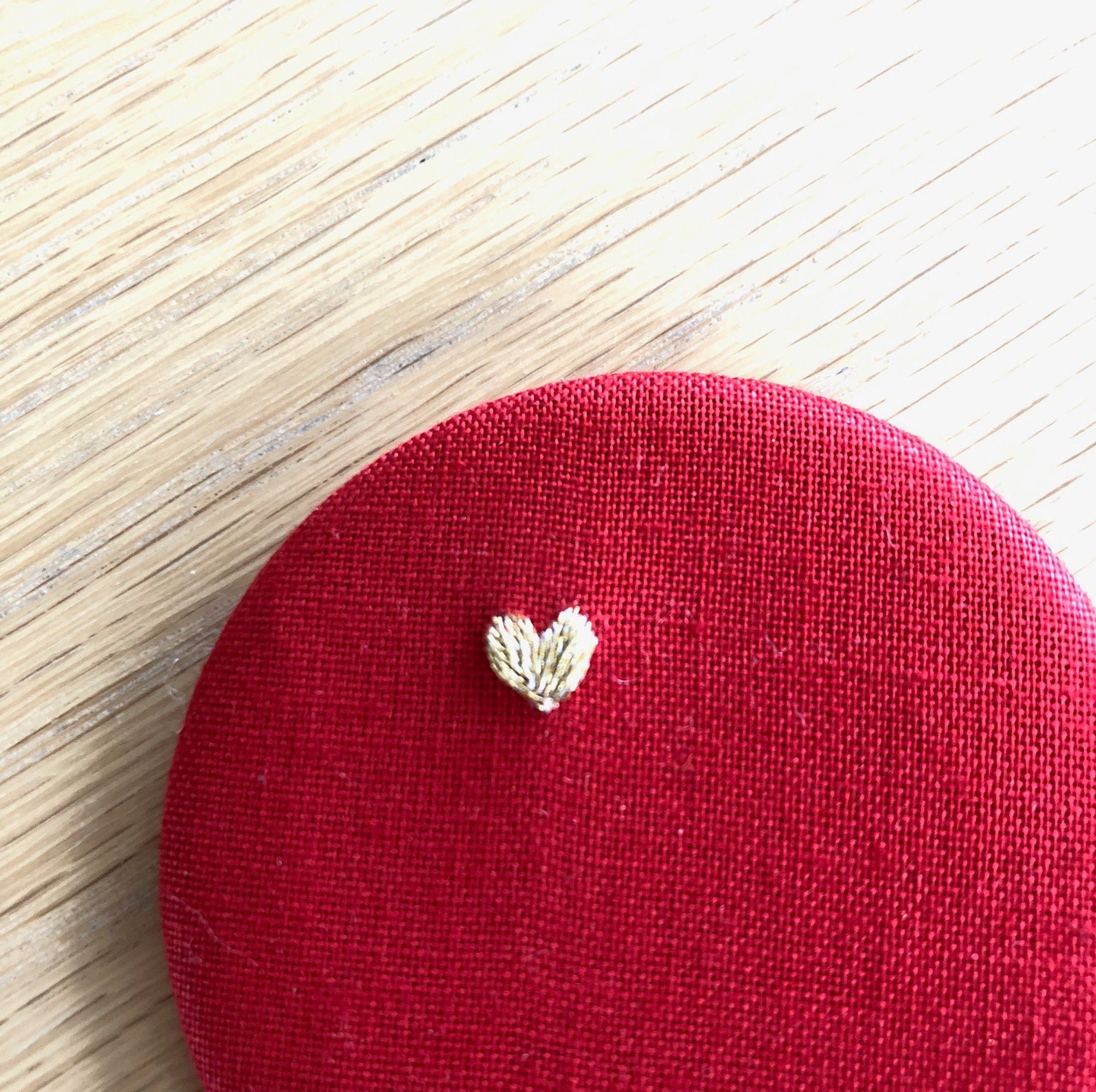 Broche Love Ronde En Tissu Broderie or Et Rouge - Etsy