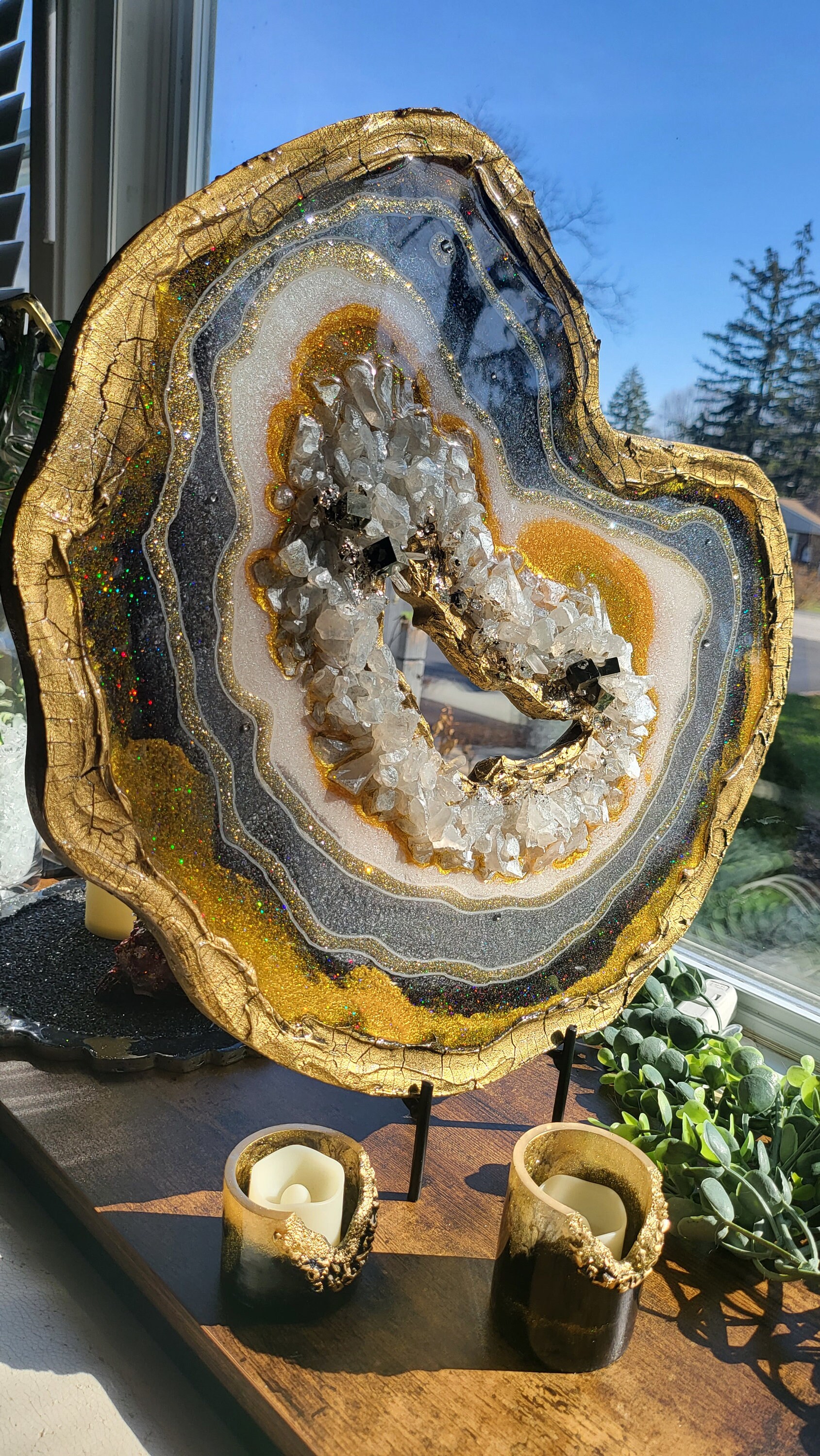 Resin Wallart With Geodes and Crystals. Freeform Geode With Shimmering ...