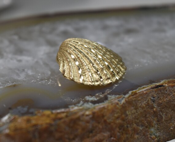 Large 14K Gold Scalloped Sea Shell Slide Pendant Char… - Gem