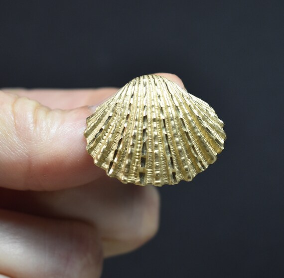 Large 14K Gold Scalloped Sea Shell Slide Pendant Char… - Gem