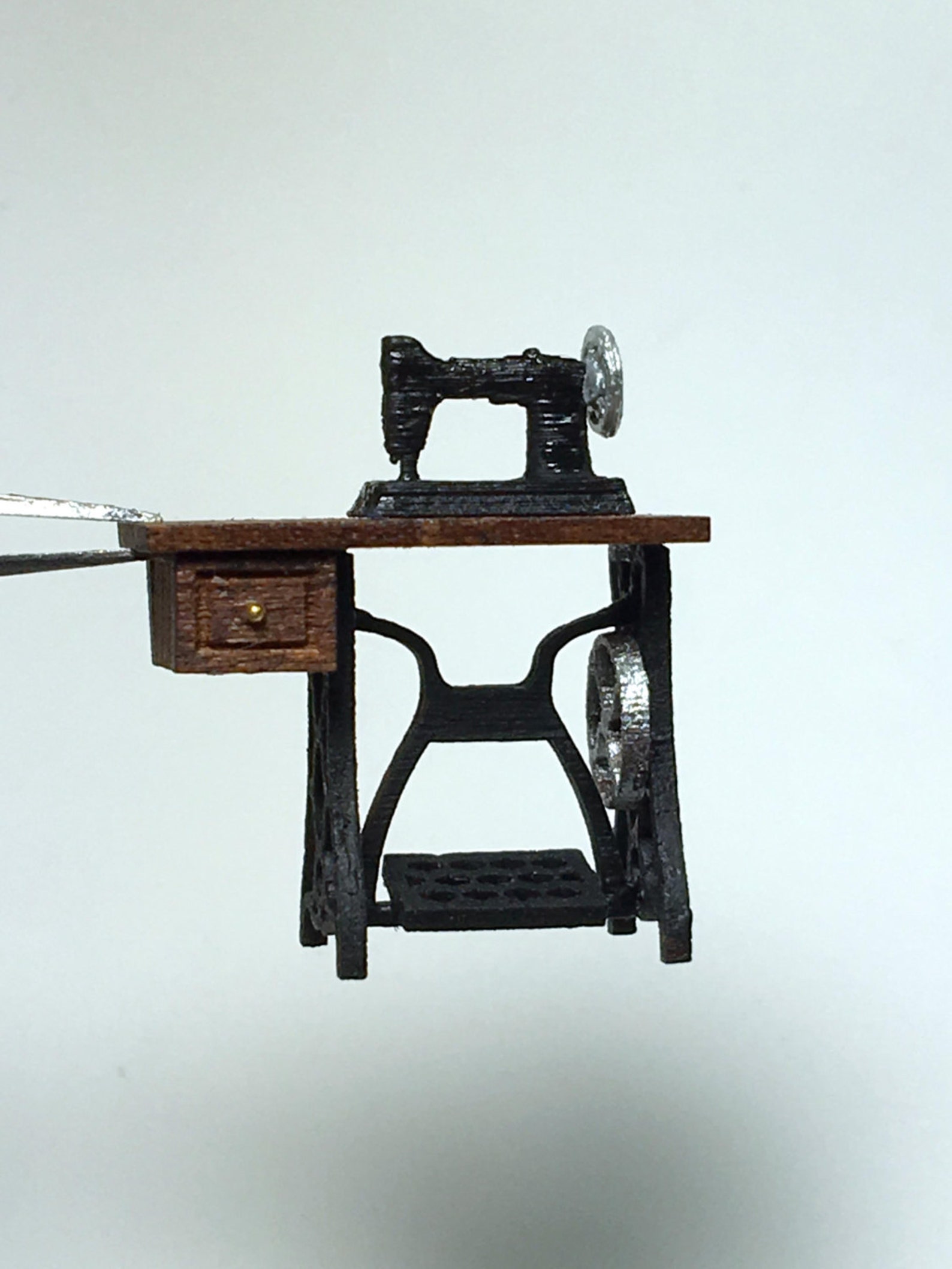 Quarter Inch Scale Sewing Machine With Sewing Table and Chair Kit (1:48 ...