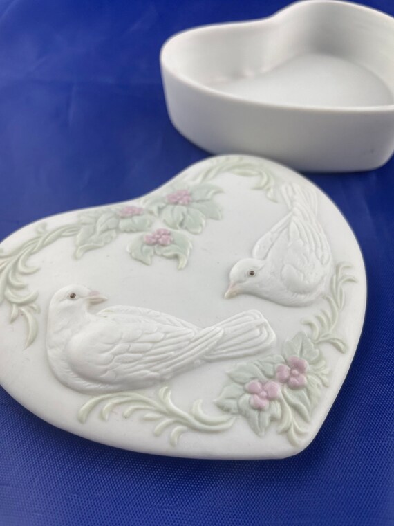 Vintage trinket dish with - Gem