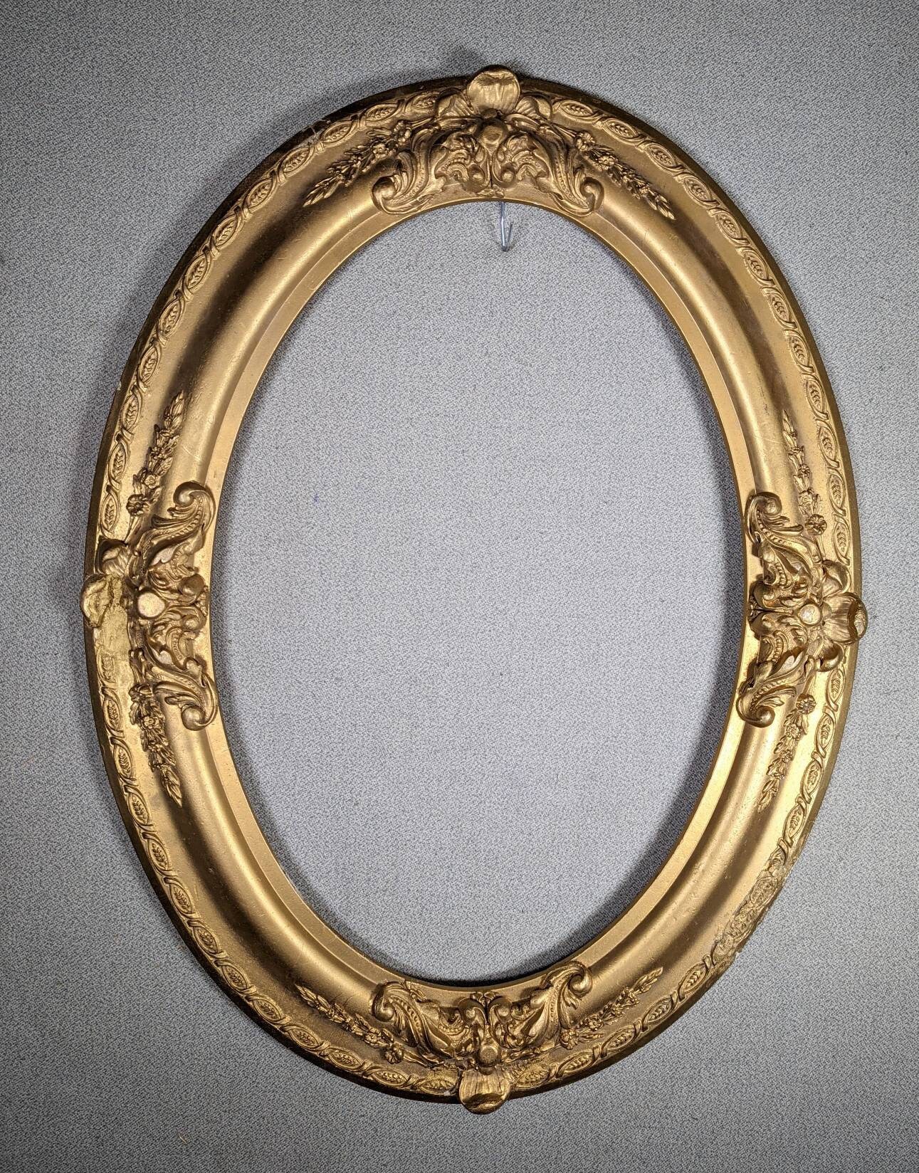 Fancy Oval Frame Gold