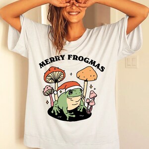 Retro Frog Christmas Tshirt, Merry Frogmas Shirt, Cottagecore Mushroom ...