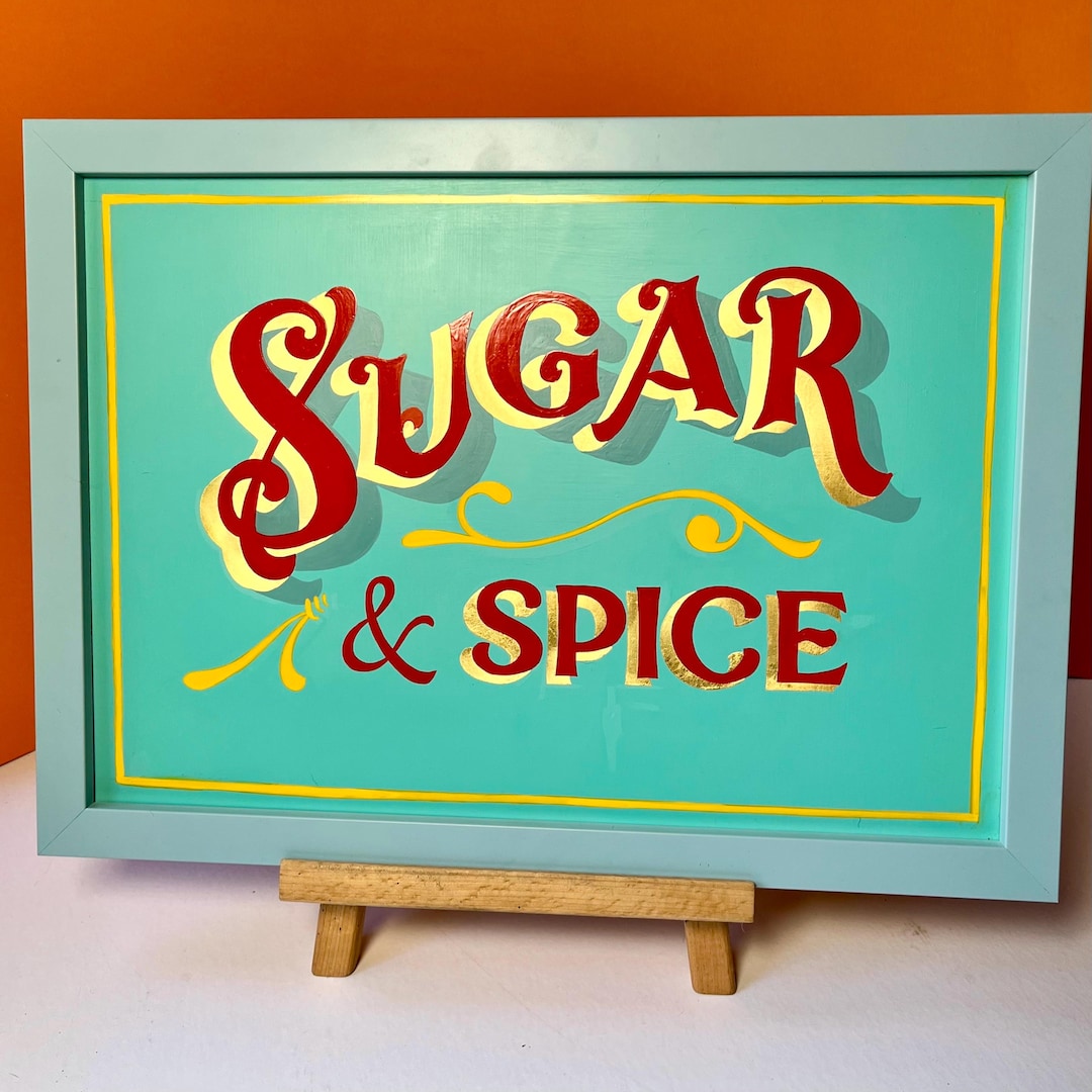 Letrero de pared con letras doradas auténticas, "Azúcar y especias ...