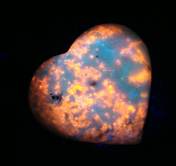 Natural fine quality beautiful UV reactive shape polished Hackmanite ...