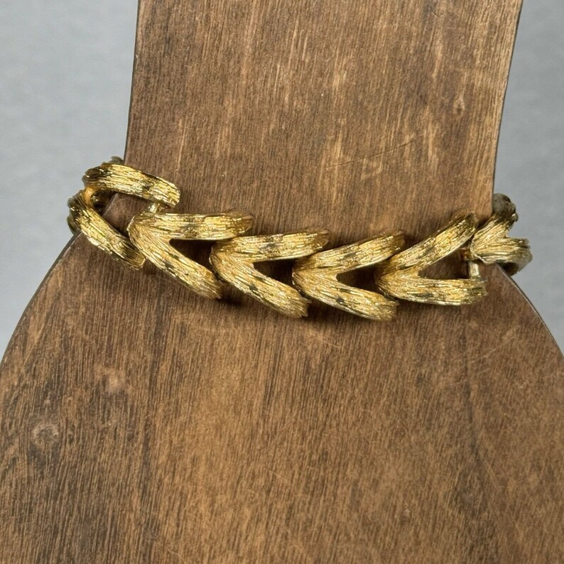 Vtg Crown Trifari Brushed Textured Bracelet Gold Tone Chunky Links V Curve 6.5 - Etsy