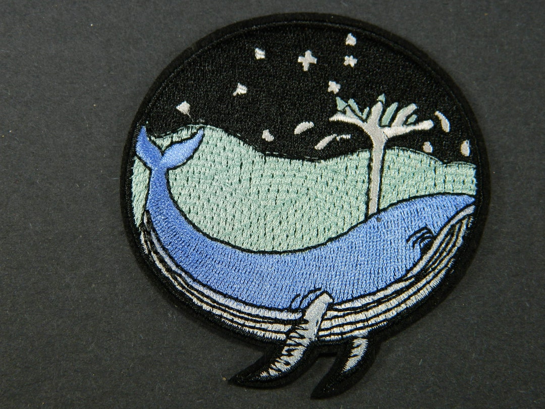 Rounded Spewing Whale Embroidery Patch - Clothing Iron-on Accessory ...