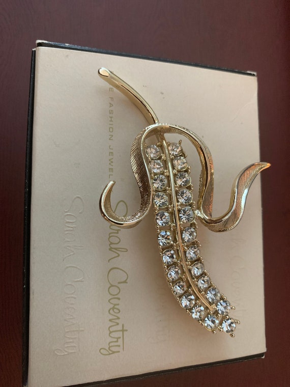 Large Sarah Coventry 3 3/4 in original box floral - Gem