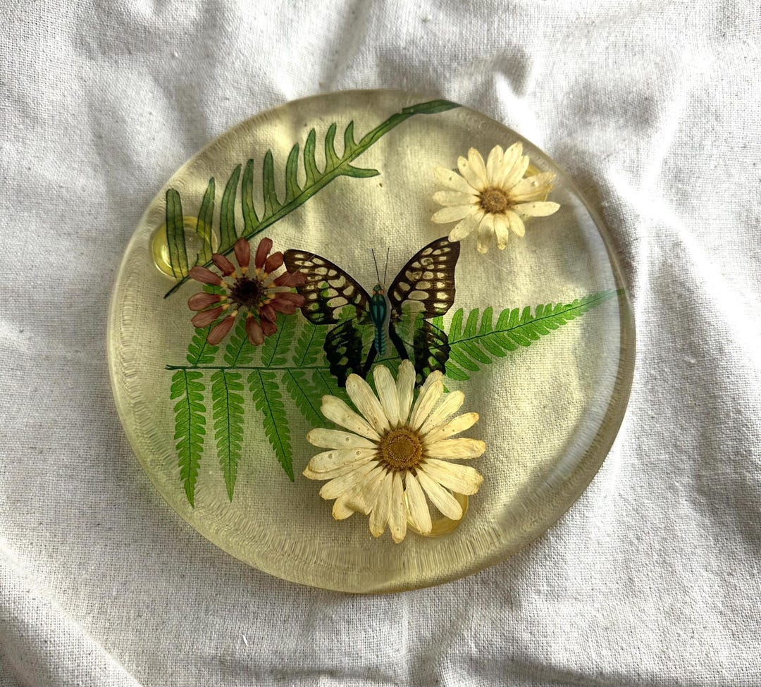 Vintage Lucite Trivet, 6 3/4" in Diameter, 5/8" Thick, Flowers and ...