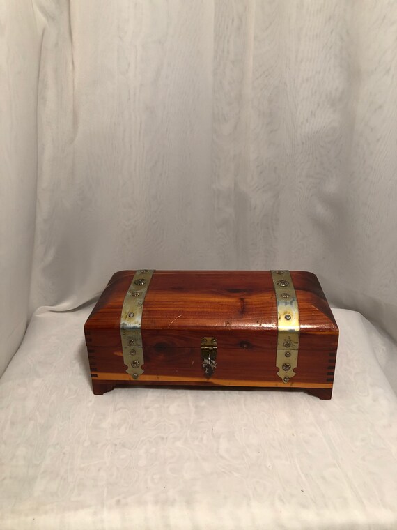 vintage cedar lined wooden trinket box / vintage jewe… - Gem
