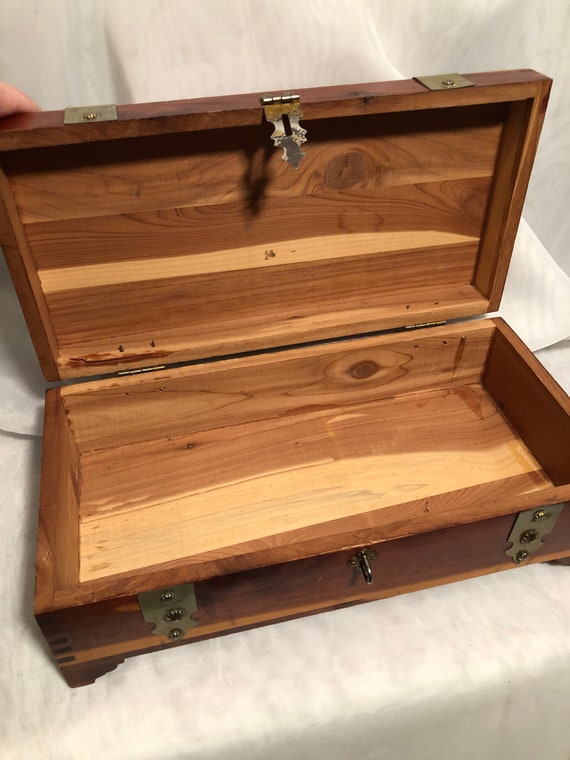 vintage cedar lined wooden trinket box / vintage jewe… - Gem