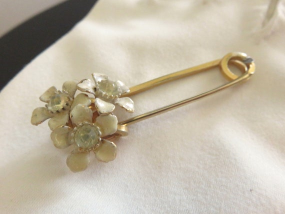 Mid Century Safety Pin Flower Brooch with White Ename… - Gem