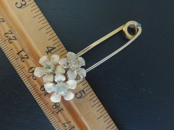 Mid Century Safety Pin Flower Brooch with White Ename… - Gem