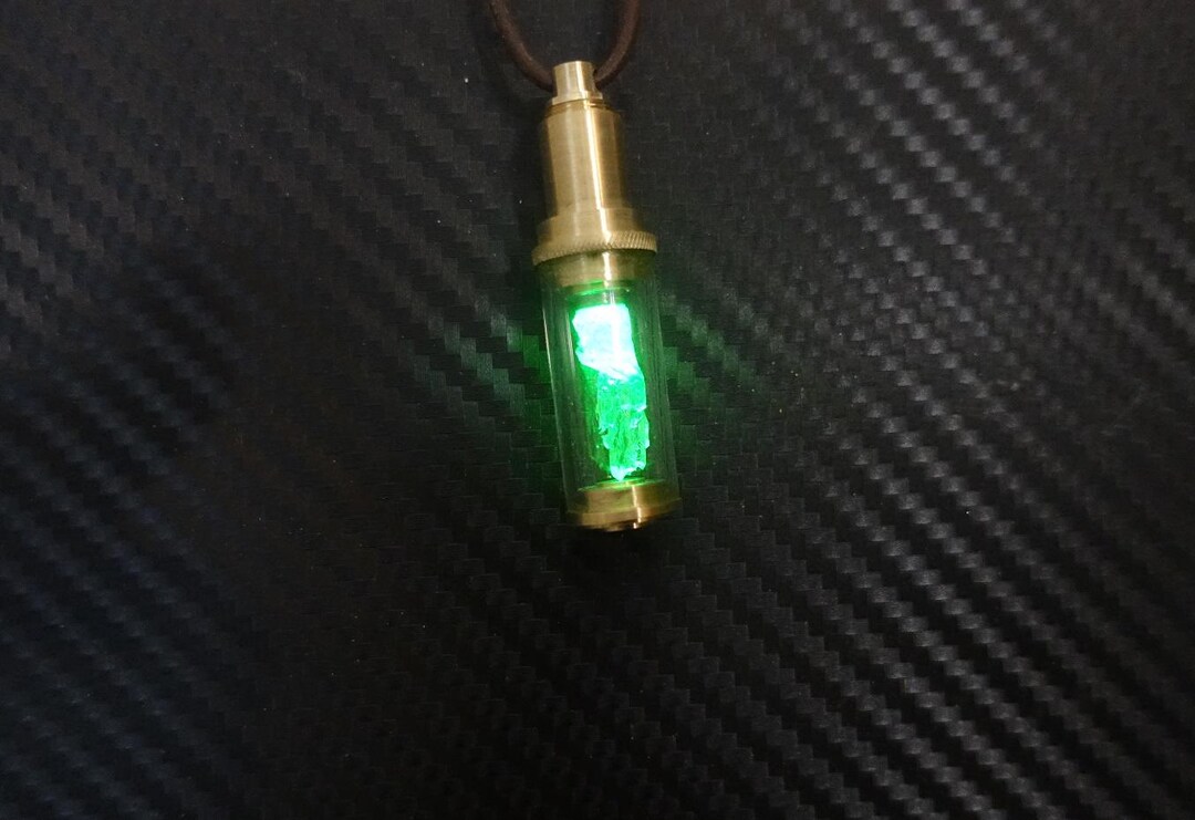 Handmade GLOWING KRYPTONITE Crystal Shard Container Pendant Superman DC ...