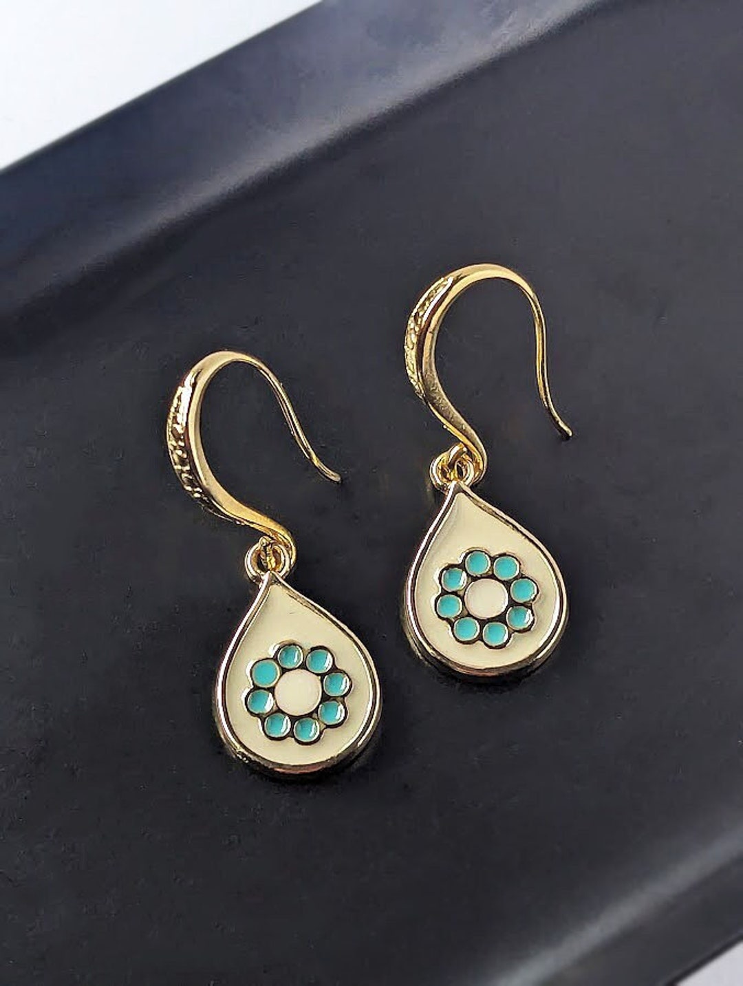 Cool Tear Drop Elegant Daisy Floral Cream and Turquoise Boho Retro ...