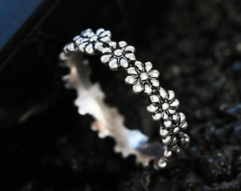 Daisy Chain Ring - Etsy