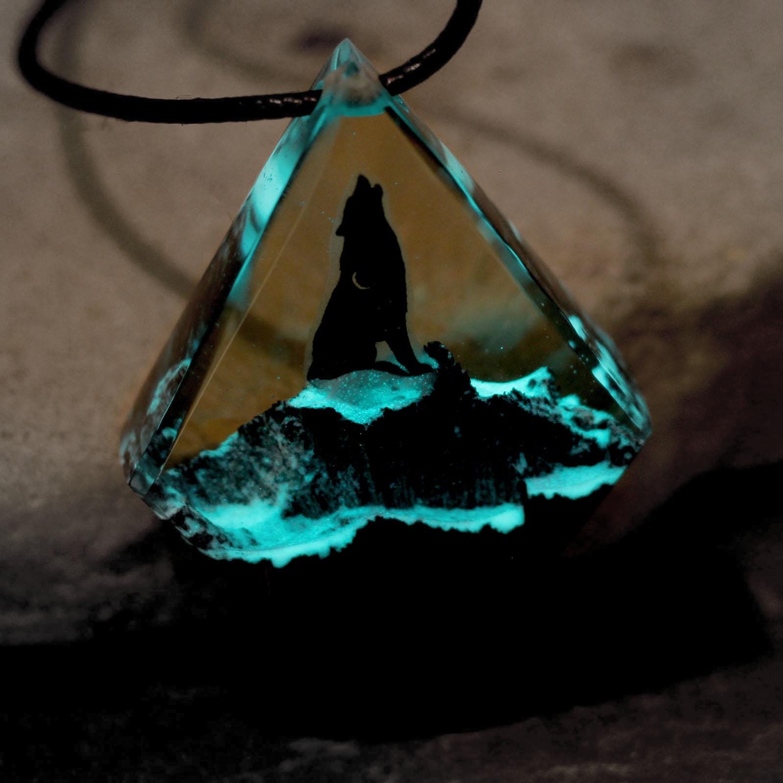 Northern Lights Howling Wolf Necklace - Unique Glow in the Dark Jewelry ...