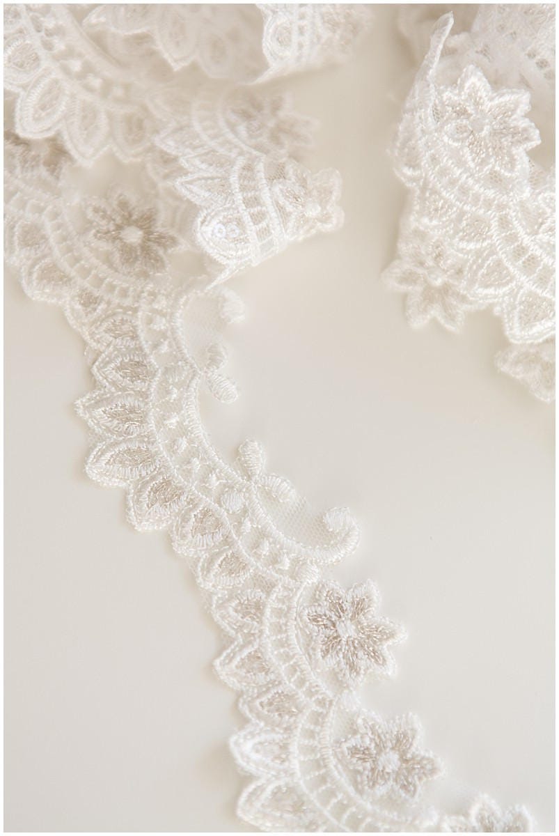 T17-030 // Small, Soft SILVER/ IVORY Lace Trim, Alencon Lace Trim ...