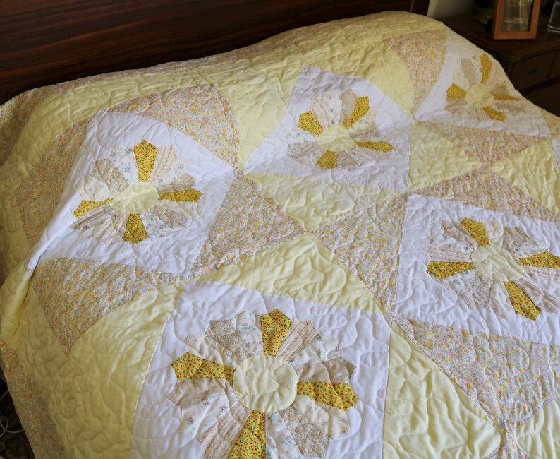 Vintage Like New Yellow Queen Size Dresden Plate Quilt - Floral Cottage ...