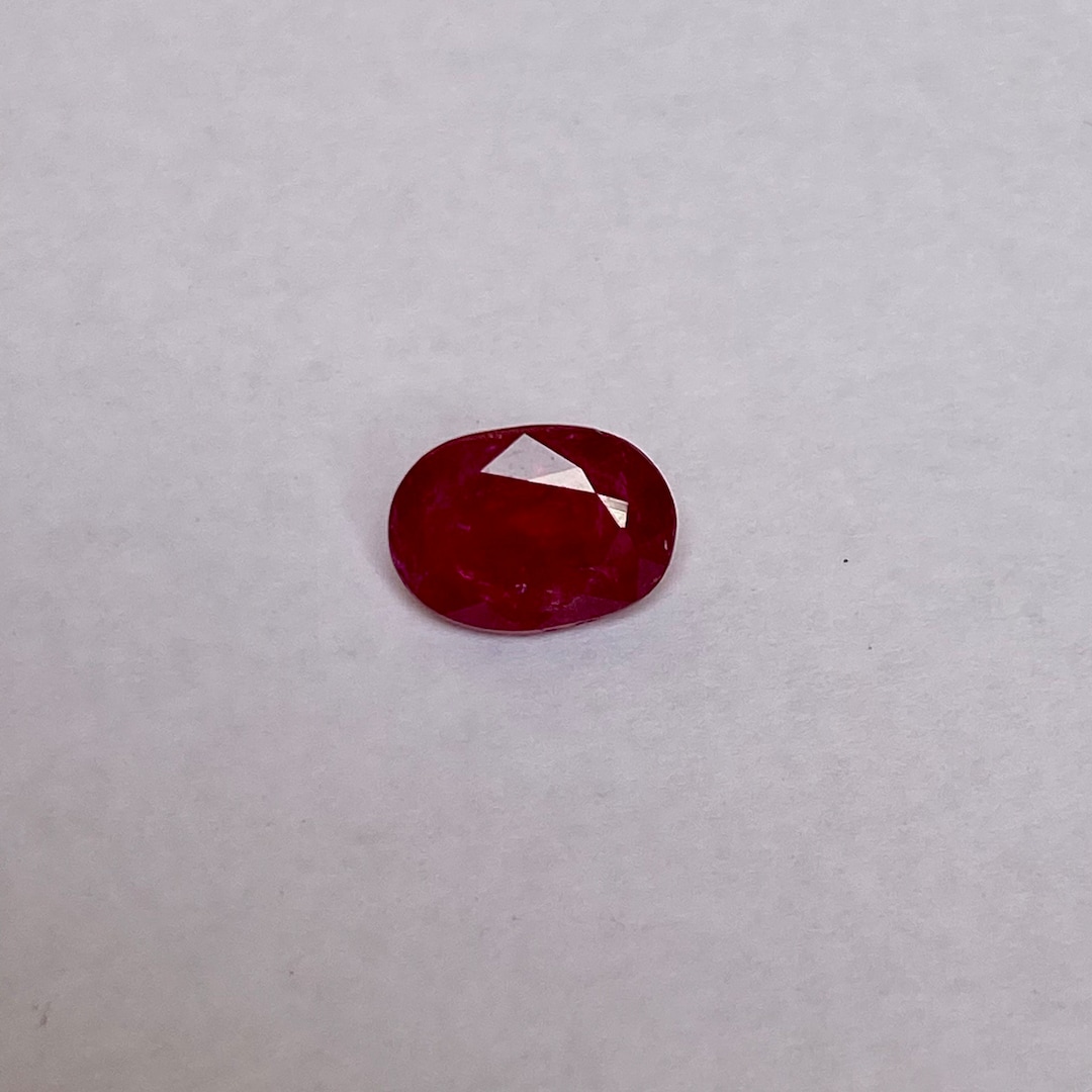 Natürlicher Taubenblut Rubin 1.63 Karat Oval Form Unbehandelter Rubin ...