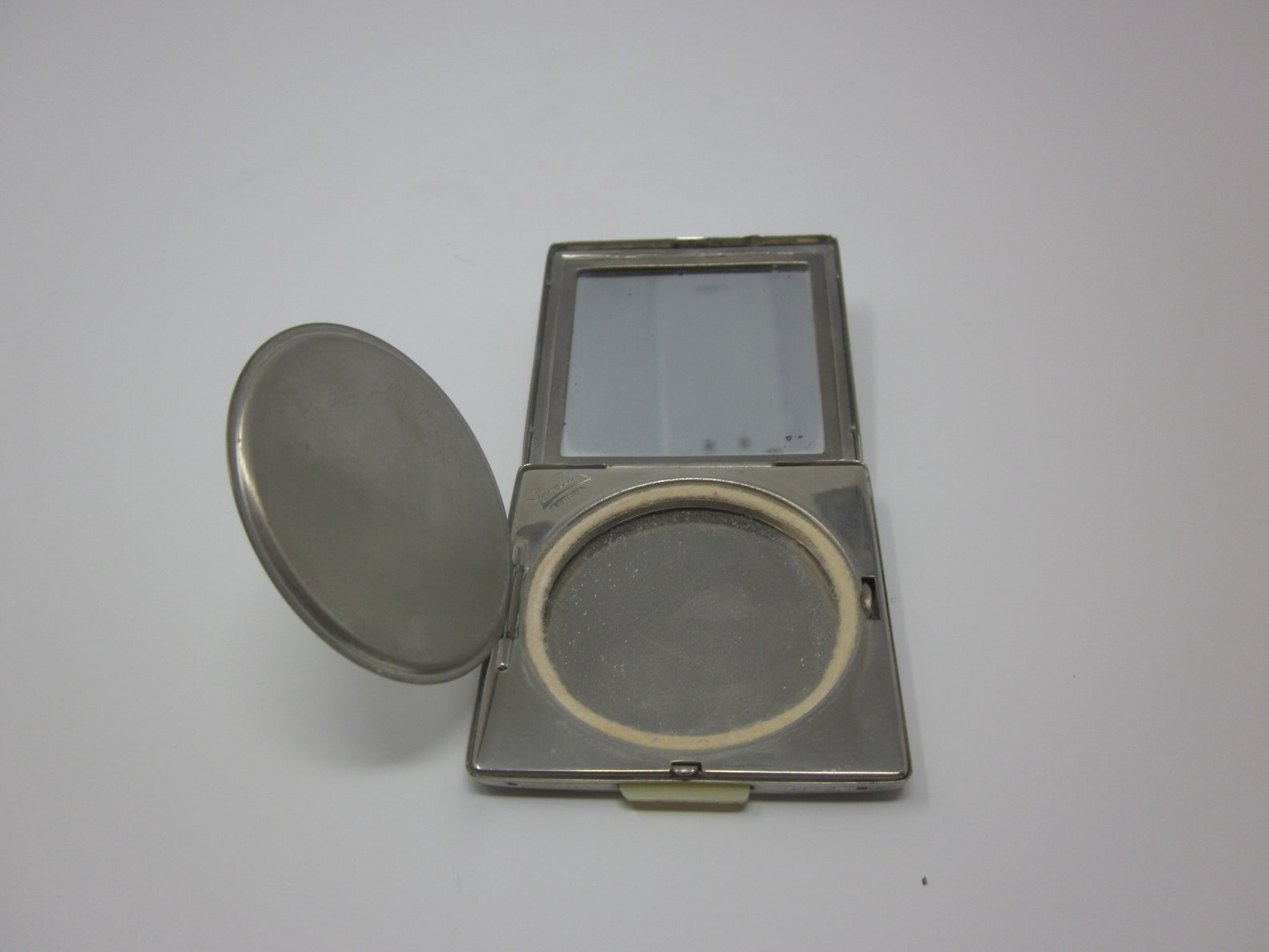 Yardley of London vintage silvertone powder compact vintage | Etsy