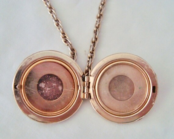 Vintage Gold Tone Colonial Couple Scene Round Locket … - Gem