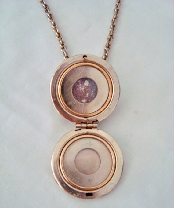 Vintage Gold Tone Colonial Couple Scene Round Locket … - Gem
