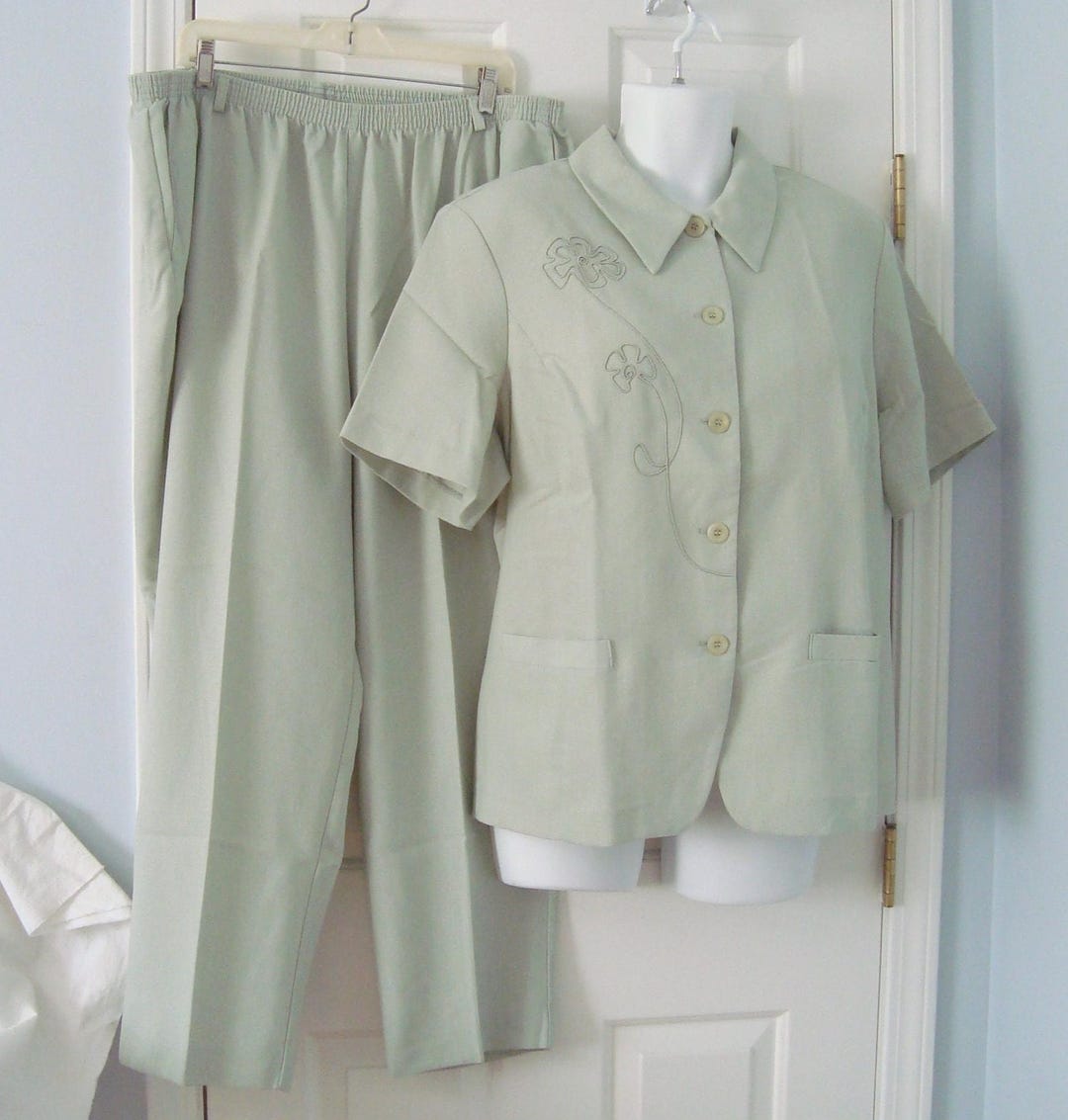 Vintage 1980's Women's ALFRED DUNNER Light Sage Green Pant Suit Size ...