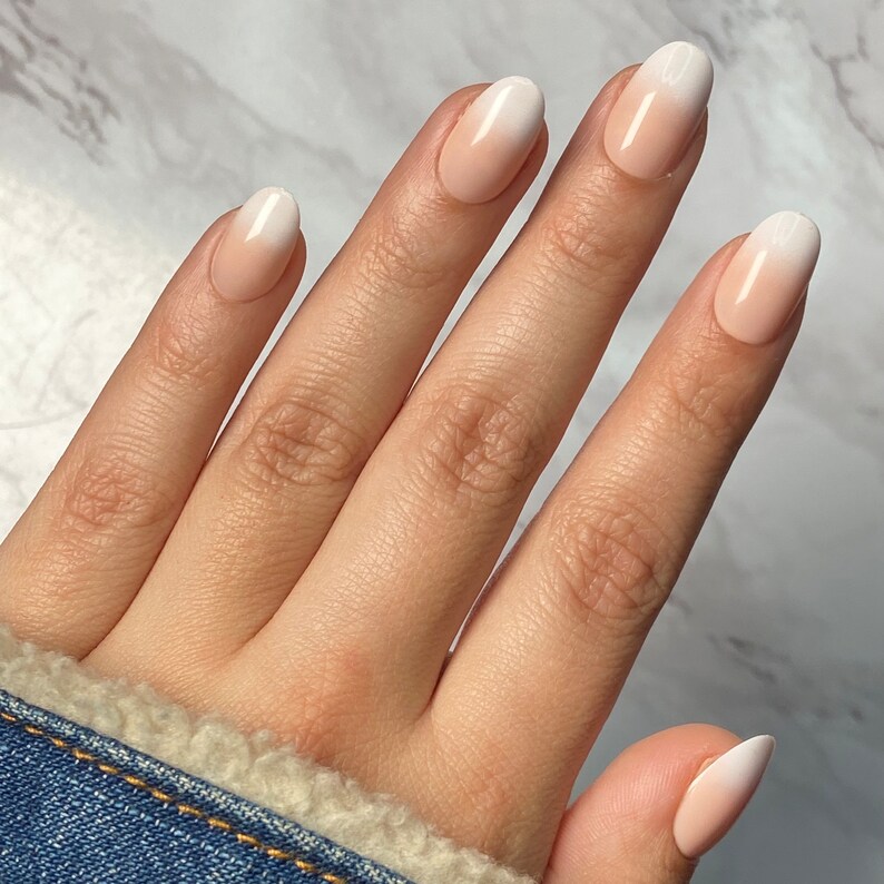 OMBRÉ MOOD Press-on Nails | Short Rounded Ombré French Nails | Lavaa ...