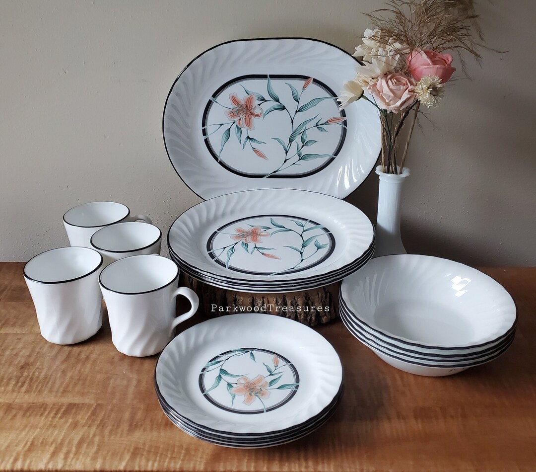 Vintage Corelle Tiger Lily Dinnerware 17 Piece Set for 4 /details in ...