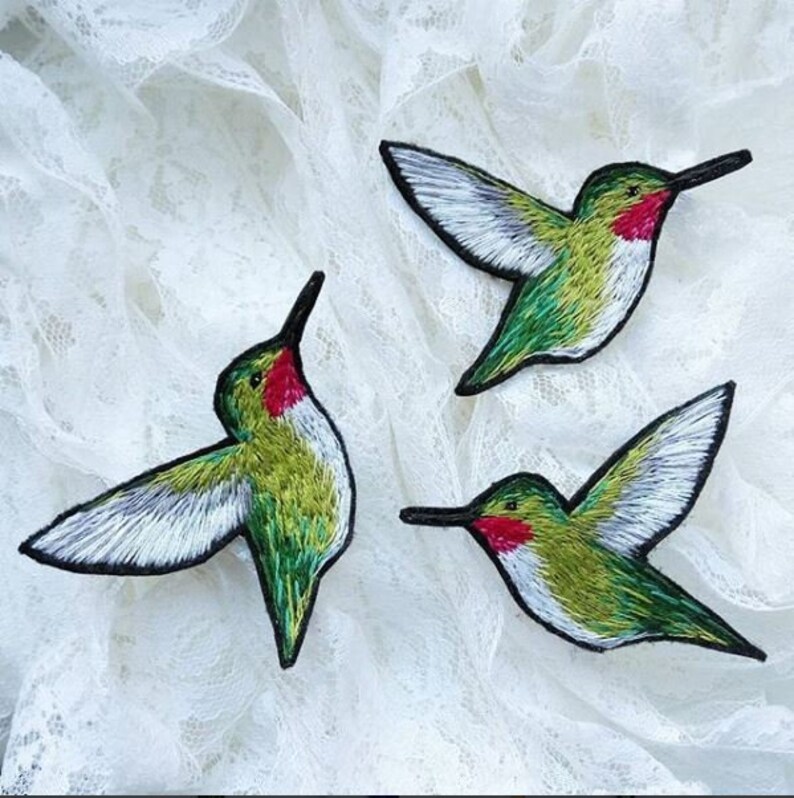Hand embroidery hummingbird brooch. Emerald hummingbird | Etsy
