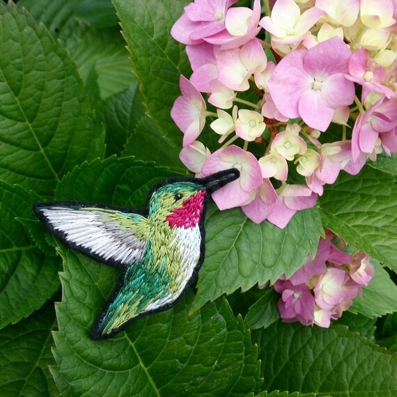 Hand embroidery hummingbird brooch. Emerald hummingbird | Etsy