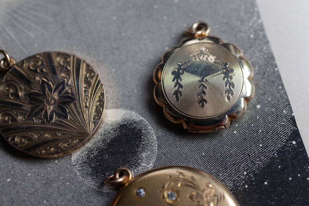 1940's Flower Locket, Antique Gold Locket, Antique Scalloped Edge ...