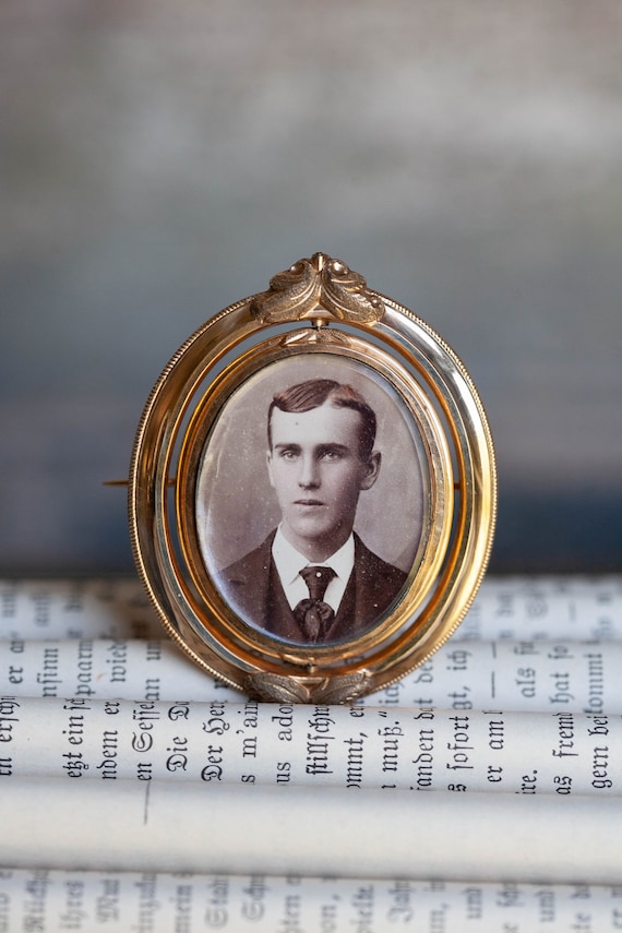 victorian era photo brooch - Gem