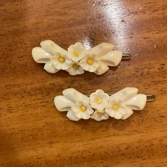 Pair of 1950’s Tilco Flower Barrettes White Plastic V… - Gem