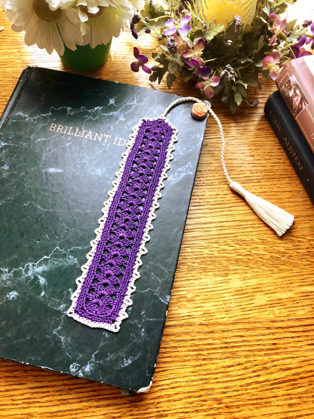 Marque-page fleur au crochet : pompon en coton violet et crème fait ...