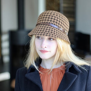 Brown Houndstooth Pattern, Flapper Style, Cloche Hat, Women's 1920's ...